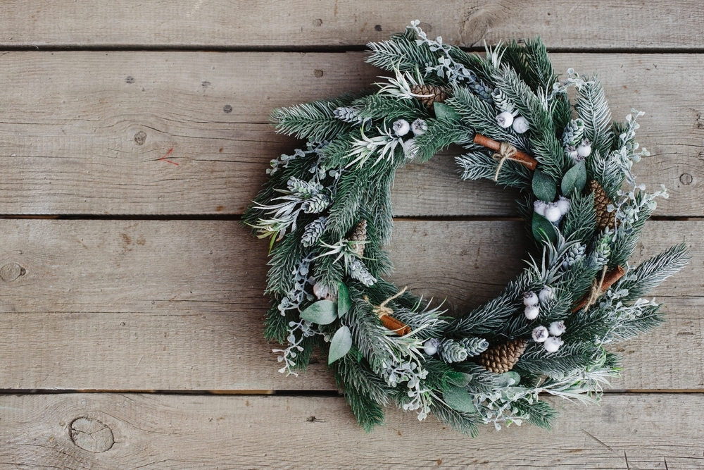 How to make your own Christmas wreath - Pugh's Garden Centres